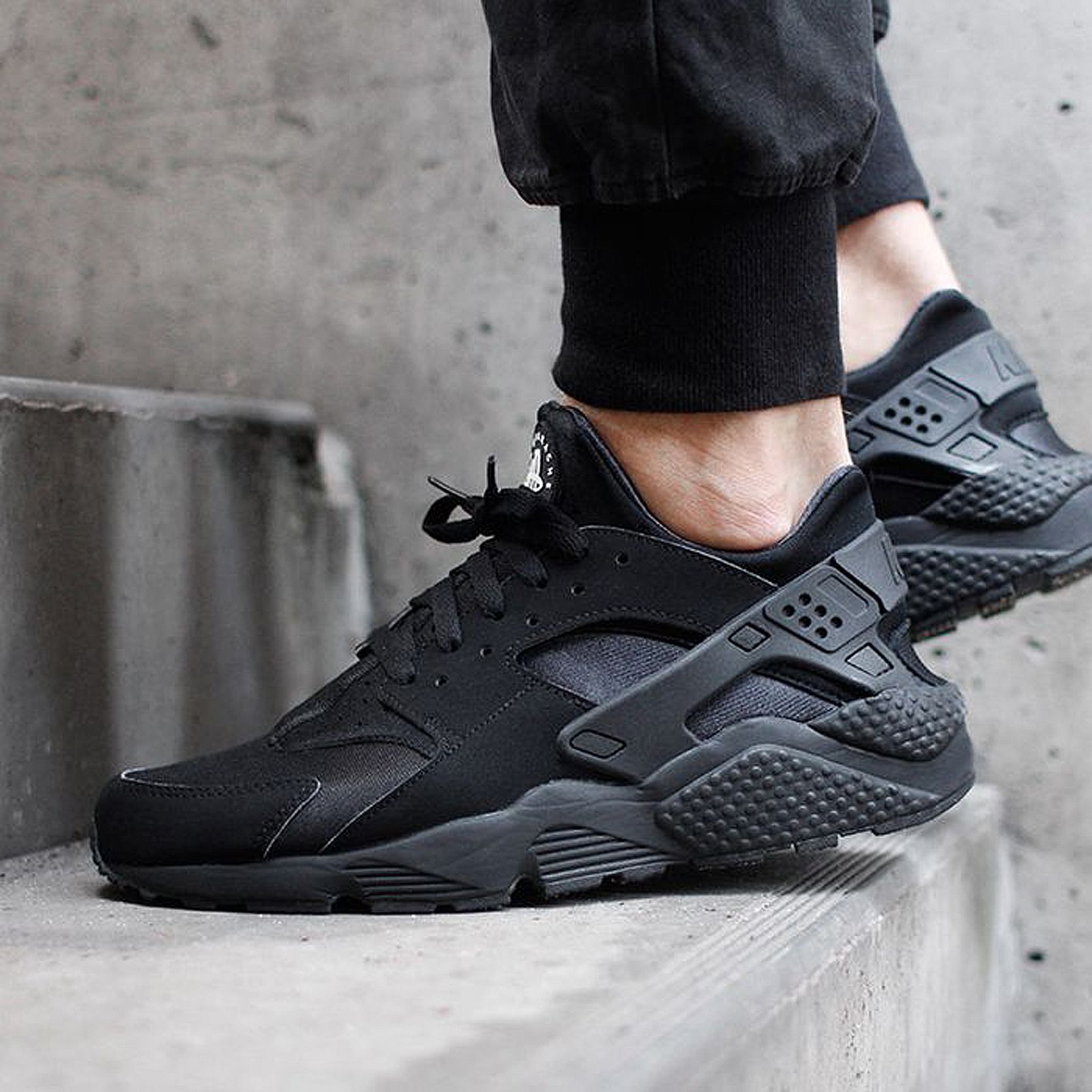 Nike huarache triple black store
